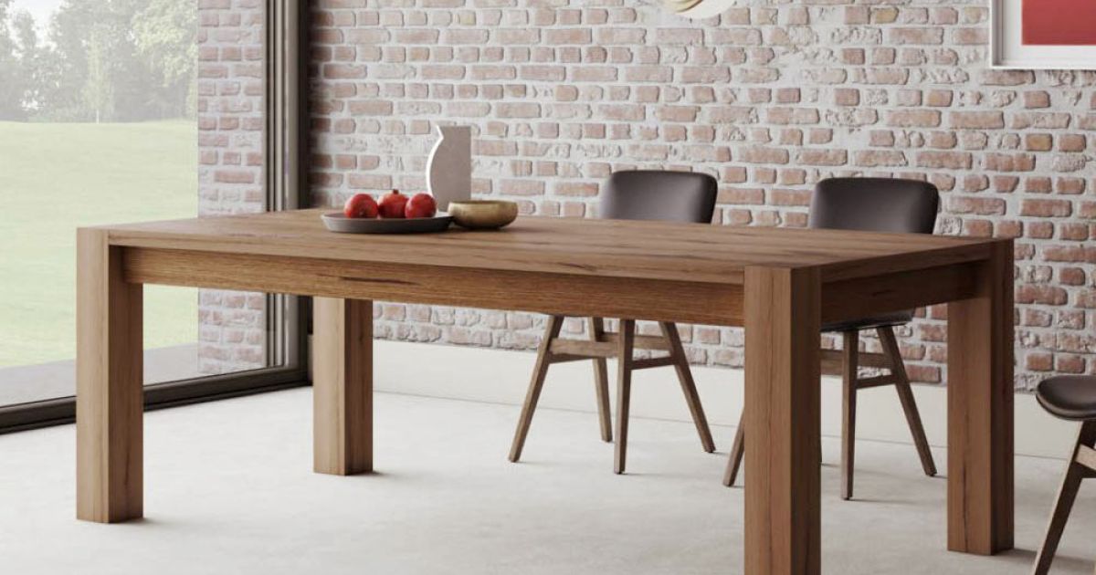 Tavolinë e zgjatur me majë dhe këmbë të fasuara